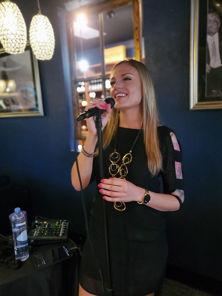 Amy Lesniak @ Brix 33, Brix 33, Beacon Square, 1 December 2023 ...
