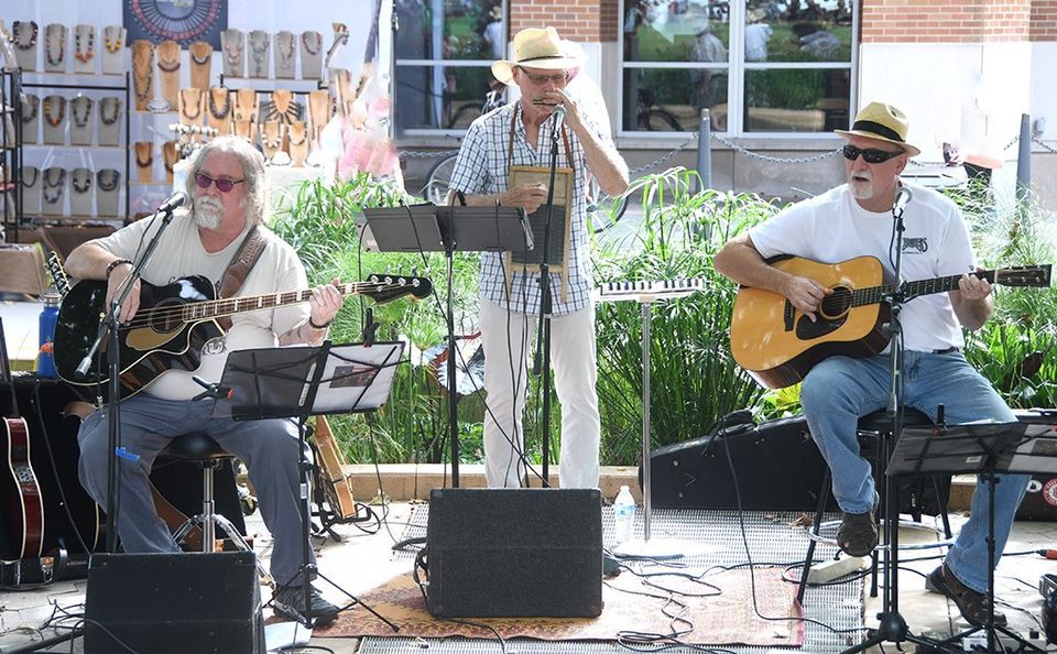 The Tucked in Ts at Music in the Gazebo, Heyworth, Heyworth Splash Park ...