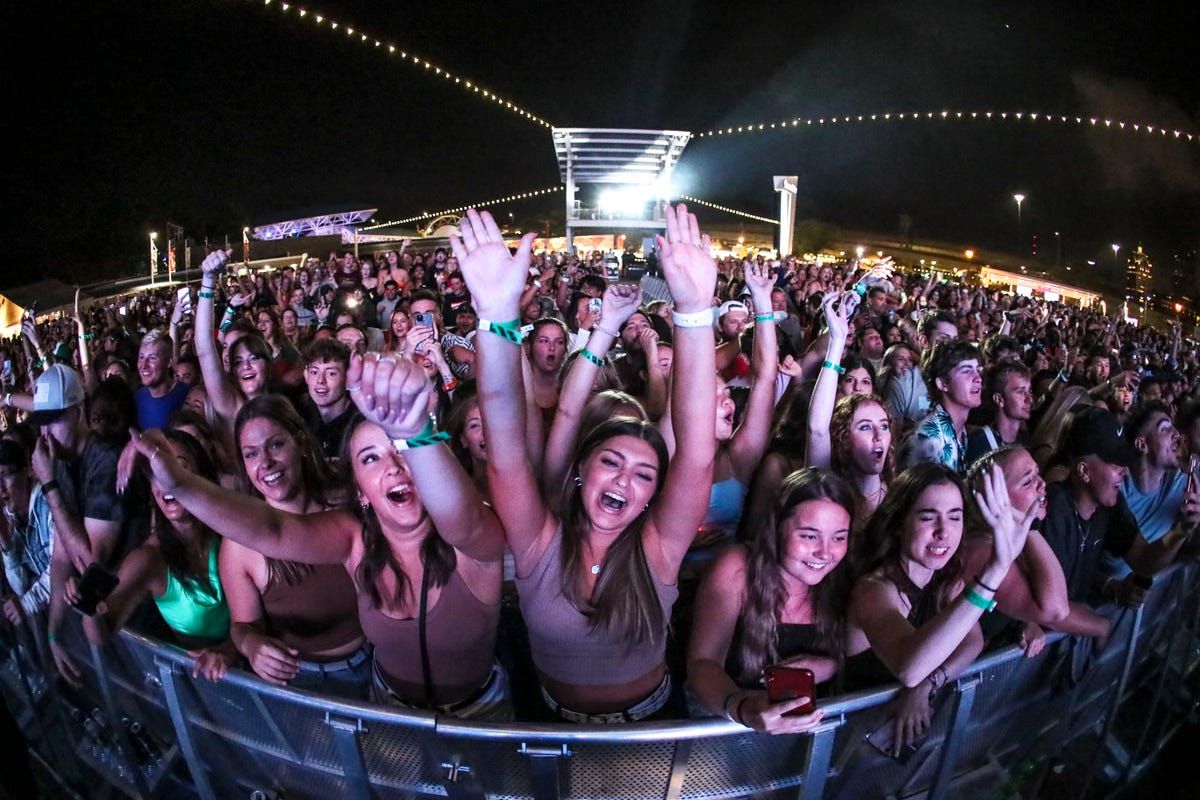 Summerfest Level Up Deck with Dispatch, Miller Lite Oasis Stage, Milwaukee, 21 June 2025 | AllEvents