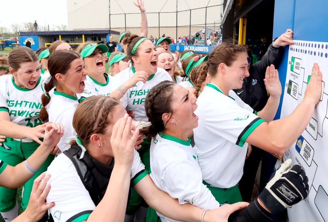 North Dakota Fighting Hawks vs. Kansas City Roos, Betty Engelstad Sioux ...