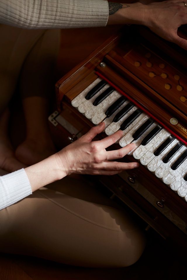 Harmonium workshop w/ Jivamukti Yoga Teacher Felicia Walker, Jógovna ...