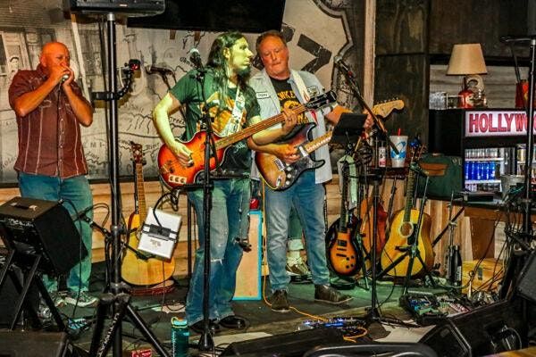 Big Train & The Locomotives at Bandees Live, Bandee's Barbecue & Bandee ...