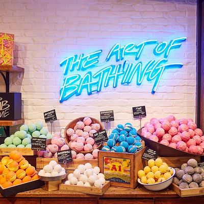 Make your Own Bath Bomb!, Lush Cosmetics Guildford Town Centre, Surrey ...