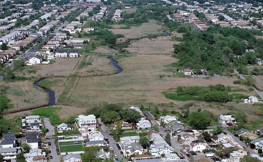 Staten Island Bluebelt Walk, Hylan Boulevard and Seaver Avenue, Staten ...