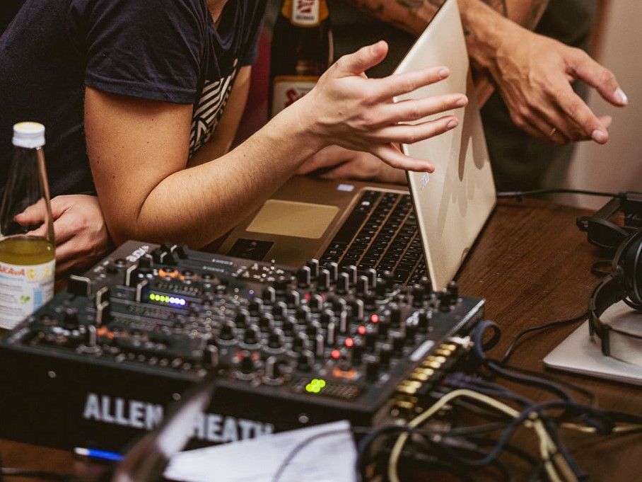 DJ-Workshop mit DJane Julie Sugarfoot und Djane V-Vibes, Tango ...