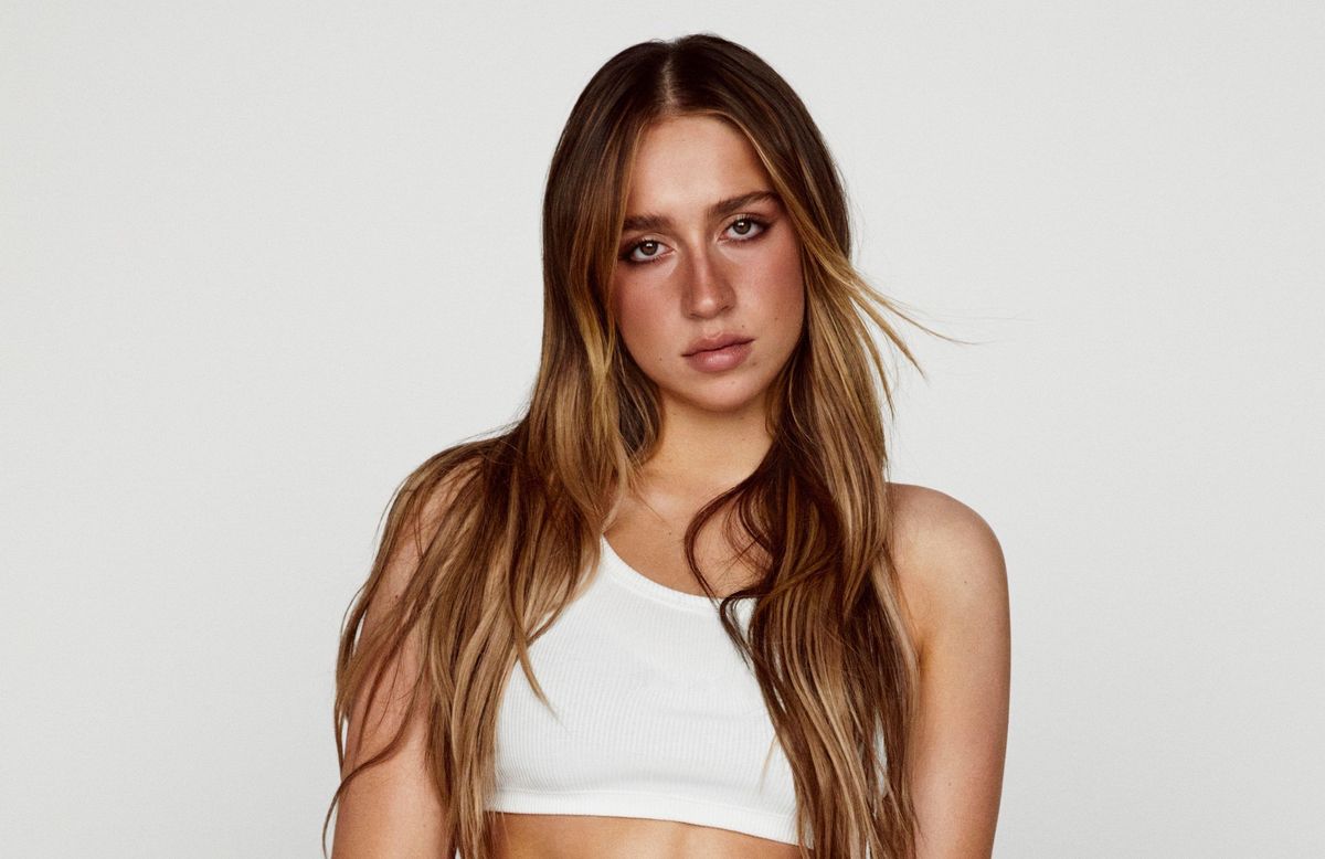 Tate McRae, Zara Larsson in Vancouver, Rogers Arena, Vancouver, 4 ...
