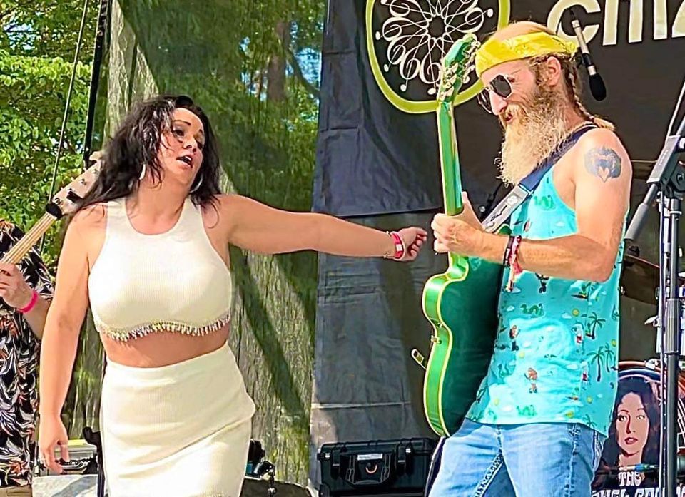 Rachel Crowe and Jonathan New at the Dive, The Dive, Cave City ...