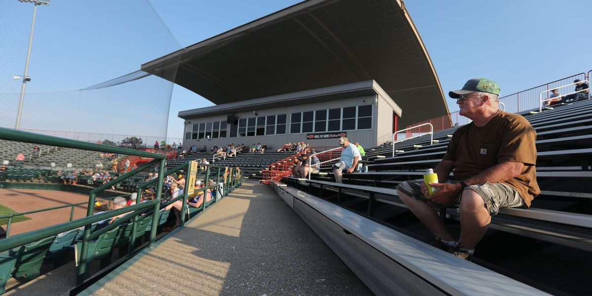 Burlington Bees at Clinton Lumberkings, NelsonCorp Field, Clinton, 27 ...