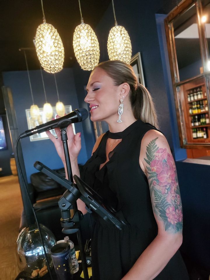 Amy Lesniak @ Brix 33, Brix 33, Beacon Square, 1 December 2023 ...