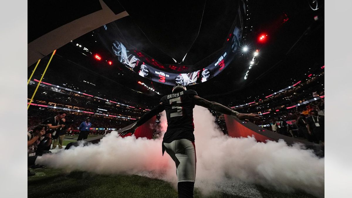 Kansas City Chiefs at Atlanta Falcons at Mercedes-Benz Stadium ...