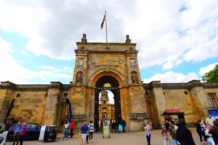 Private Blenheim Palace, the birthplace of Winston Churchill, Tour from Lon