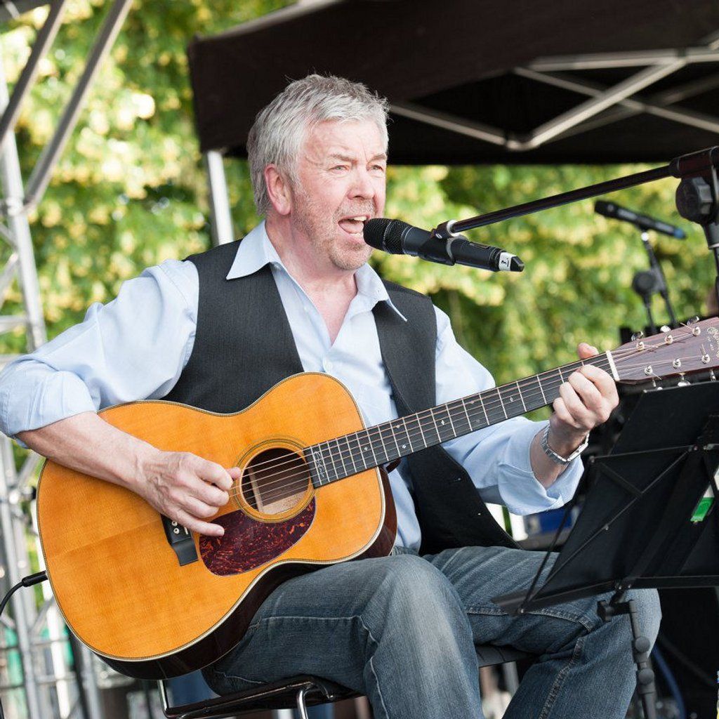 After Midnights Mike Hall Solo Acoustic Gig, Cullercoats Crescent Club ...