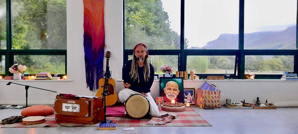 Kirtan with Siward & George, Llanrhos Old School, Rhyl, December 8 2023 ...